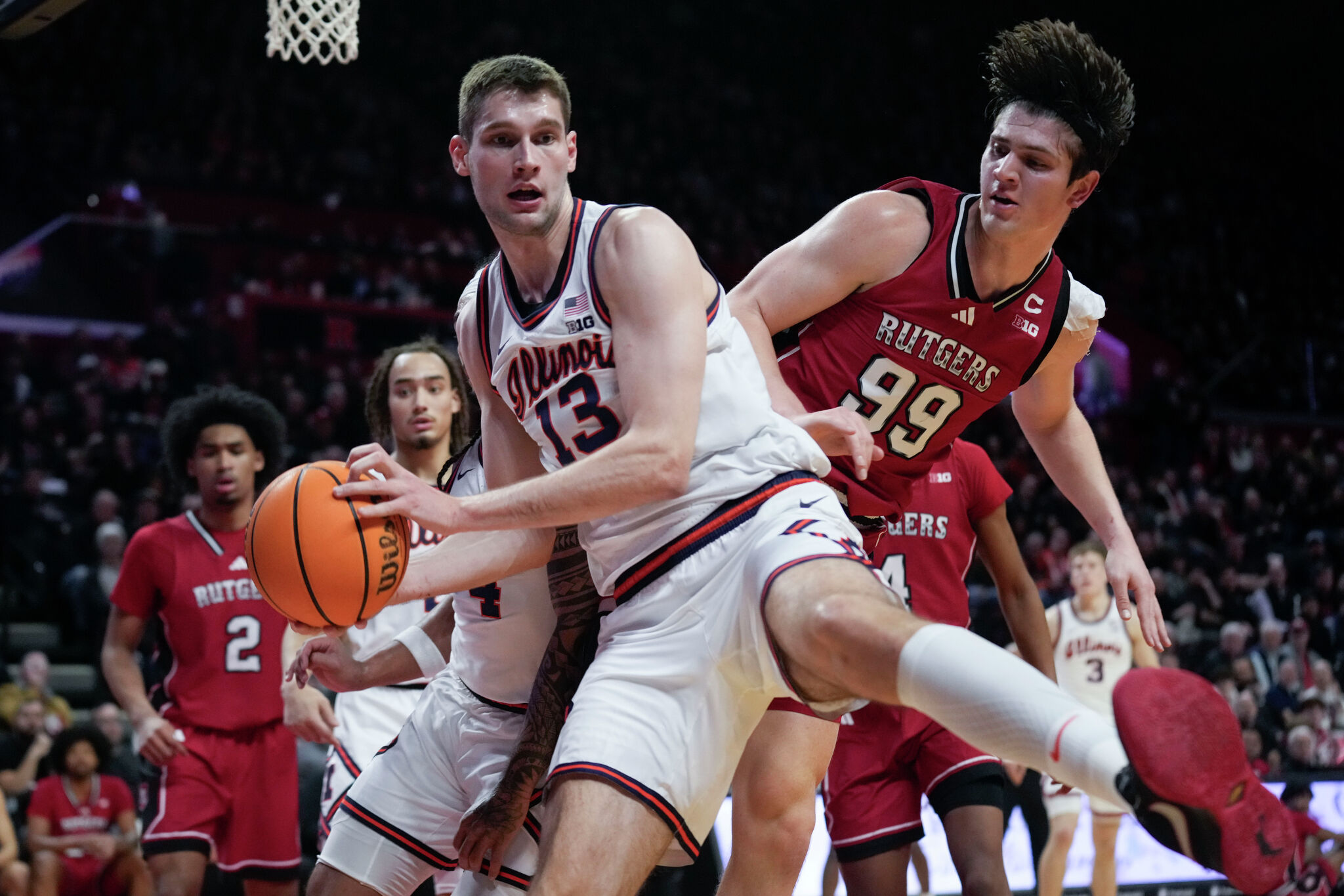 Illinois' Tomislav Ivisic leaves game with injury vs. Rutgers