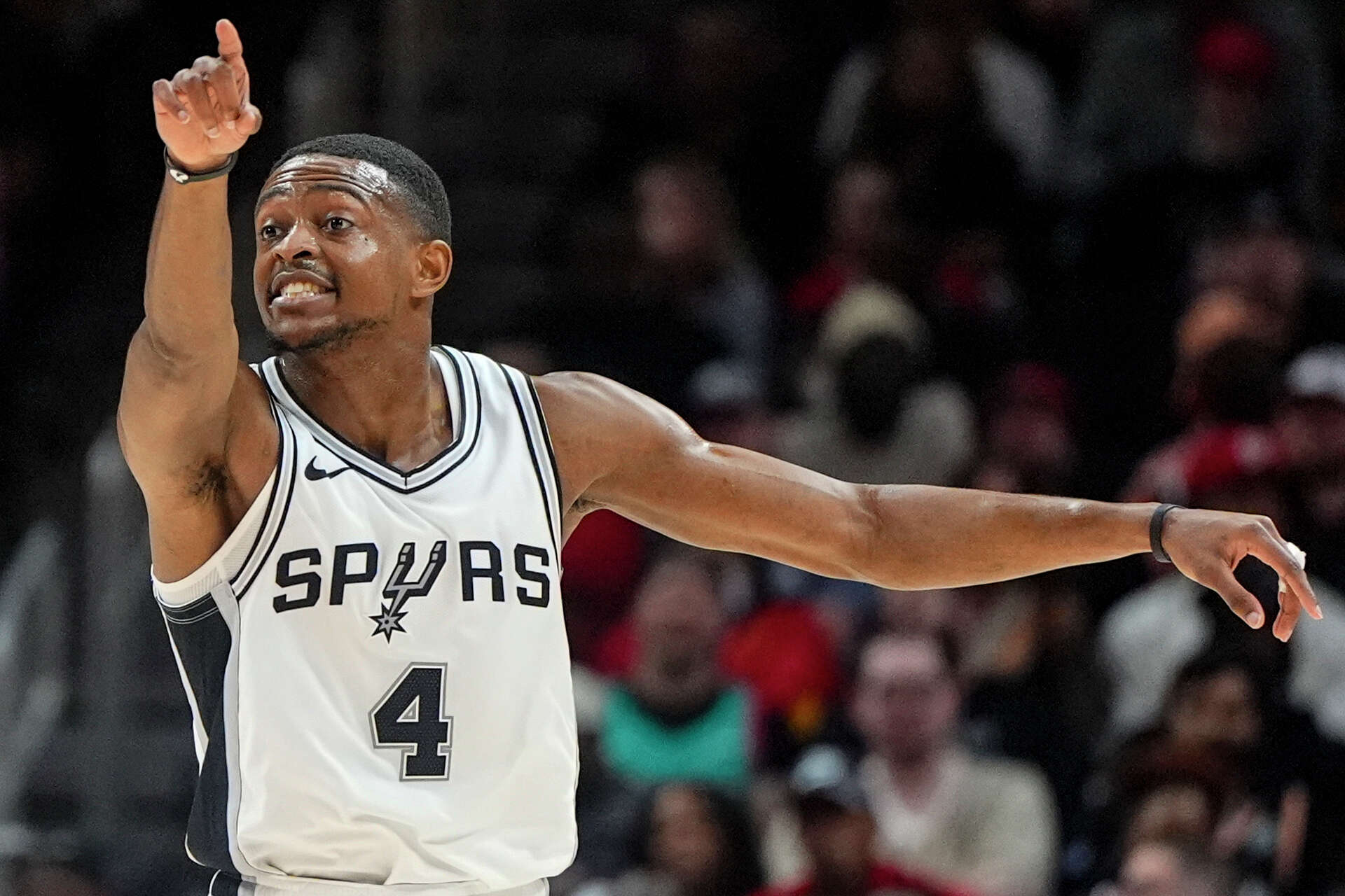 3 takeaways as De'Aaron Fox leads Spurs over Hawks in team debut