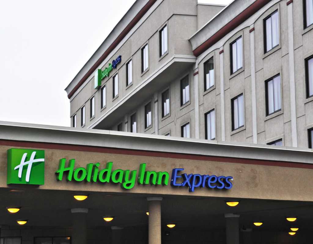 Gunman robs Albany hotel