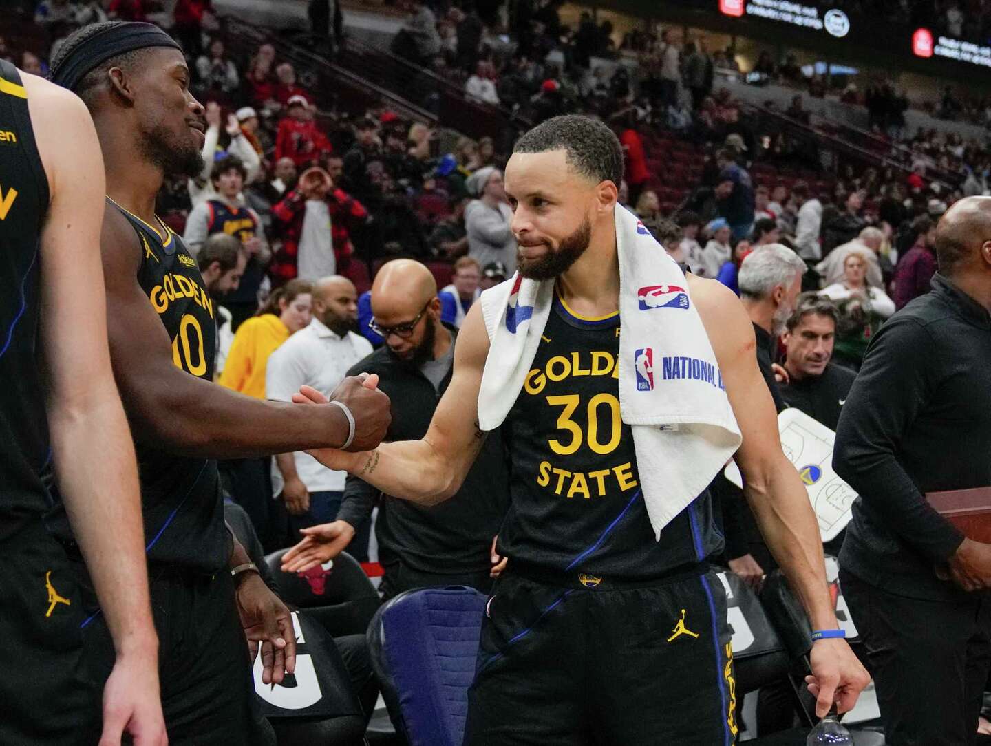 Warriors’ Jimmy Butler era begins, Steph Curry gets hot to beat Bulls