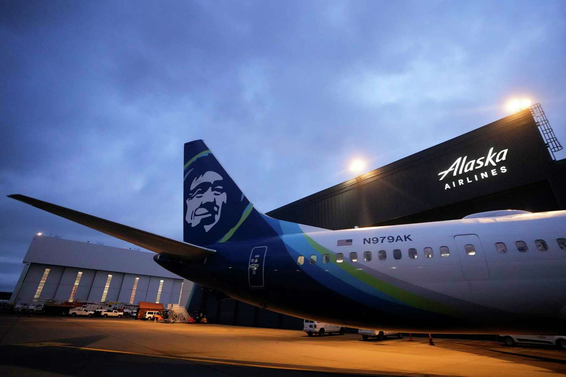 Video shows Alaska Airlines crew restraining unruly Bay Area passenger