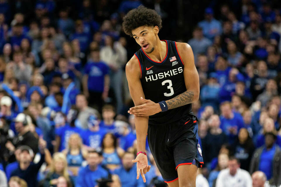 Former UConn star Donny Marshall helps guide relative Jaylin Stewart