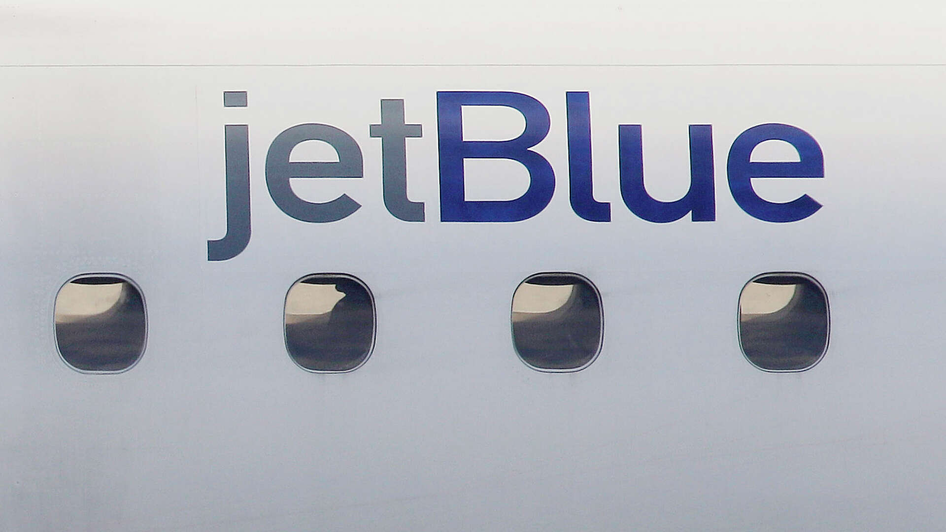JetBlue celebrates birthday with $25 flight deals at JFK, sales at BDL