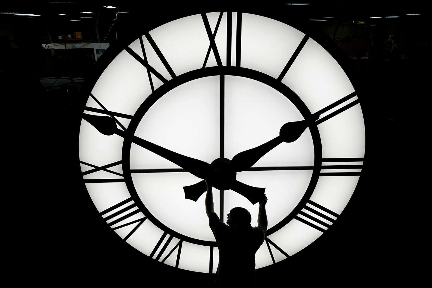 When does the time change in 2025? Here's when clocks fall back