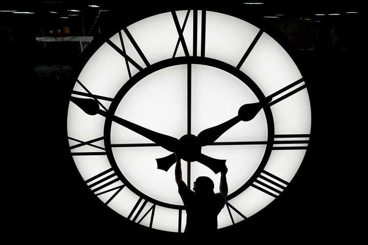When does the time change in 2025? Here's when clocks fall back