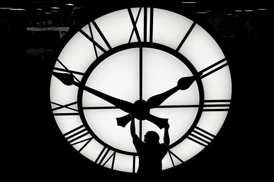 When does the time change in 2025? Here's when clocks fall back