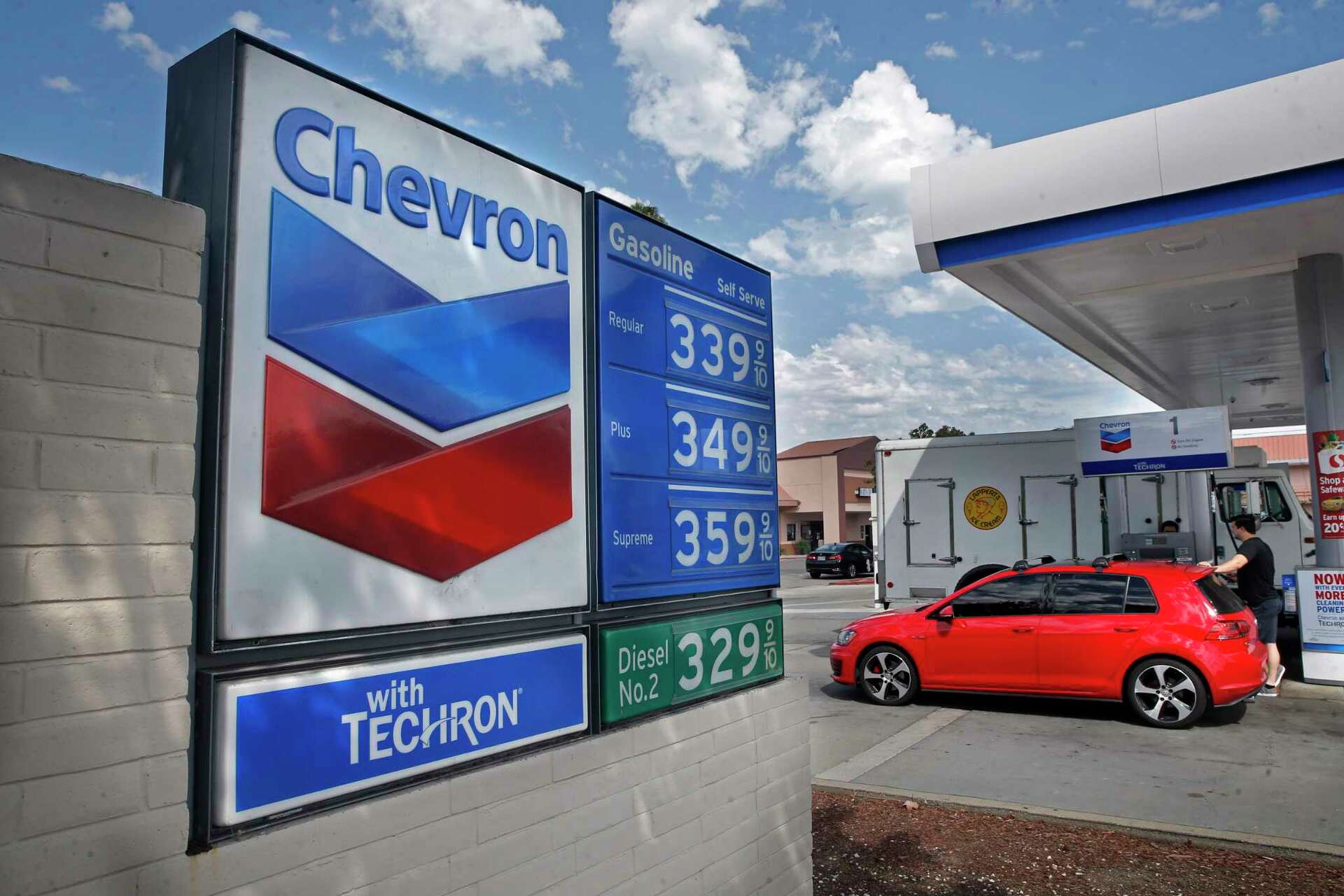 Chevron to lay off thousands after relocating from Bay Area