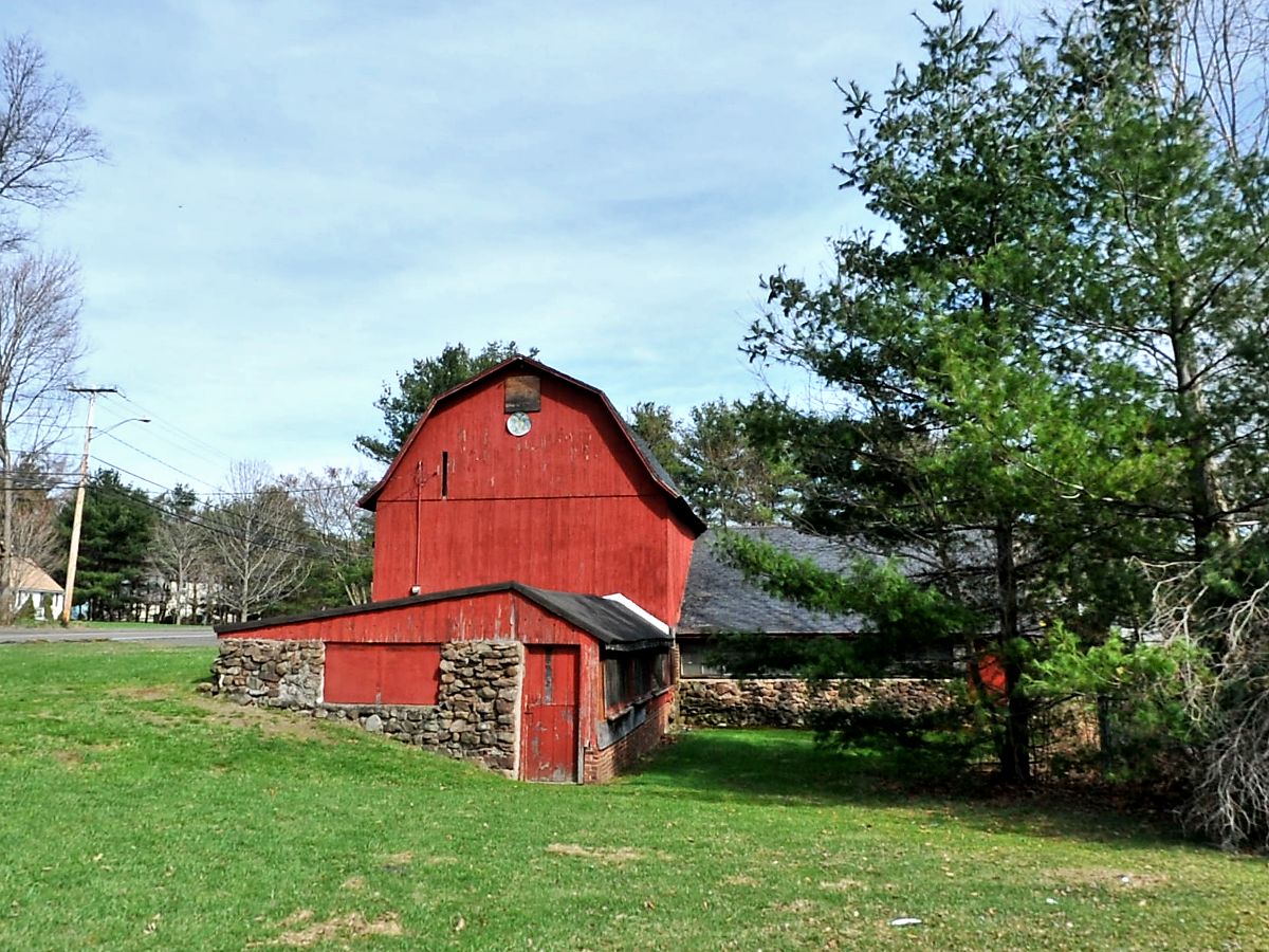 Historic red barn to remain in Meriden subdivision plan