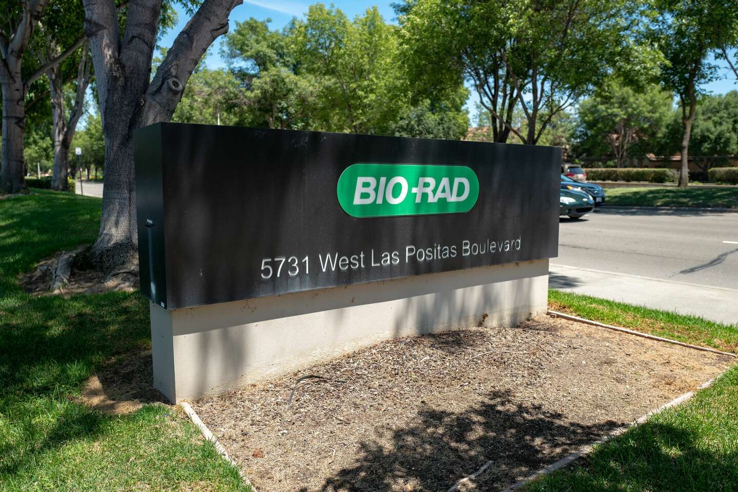 Bay Area biotech giant to lay off hundreds after $1.8B loss