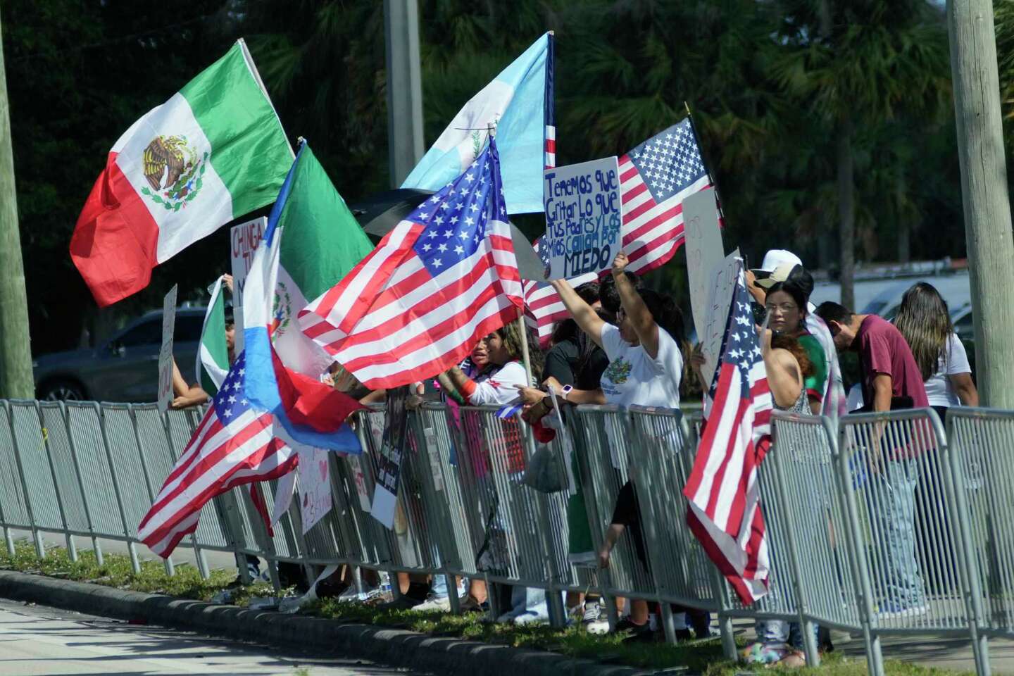 Opinion: The Mexican flag at protests shows solidarity