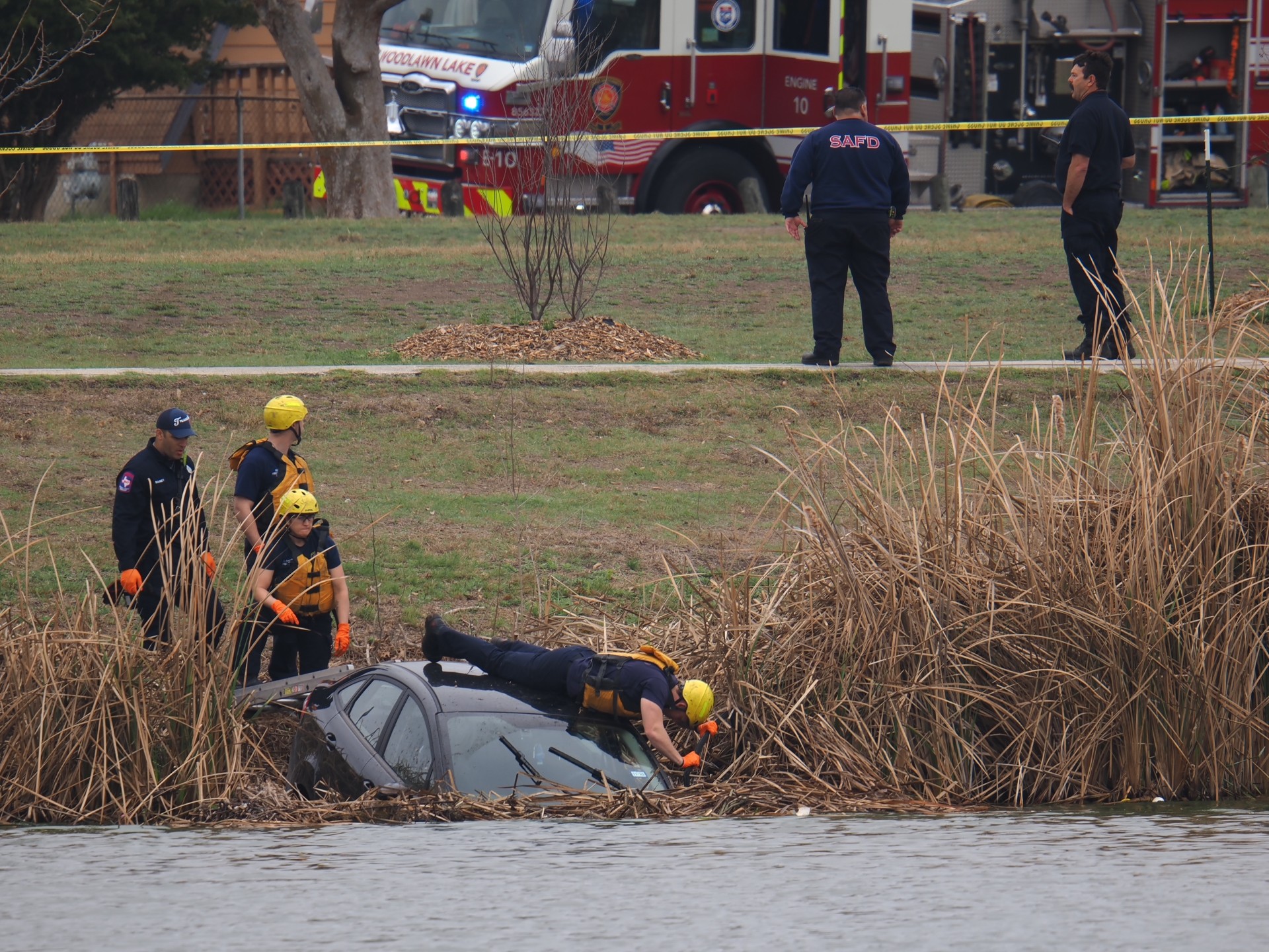 Knife-wielding suspect shot after crashing into Woodlawn Lake