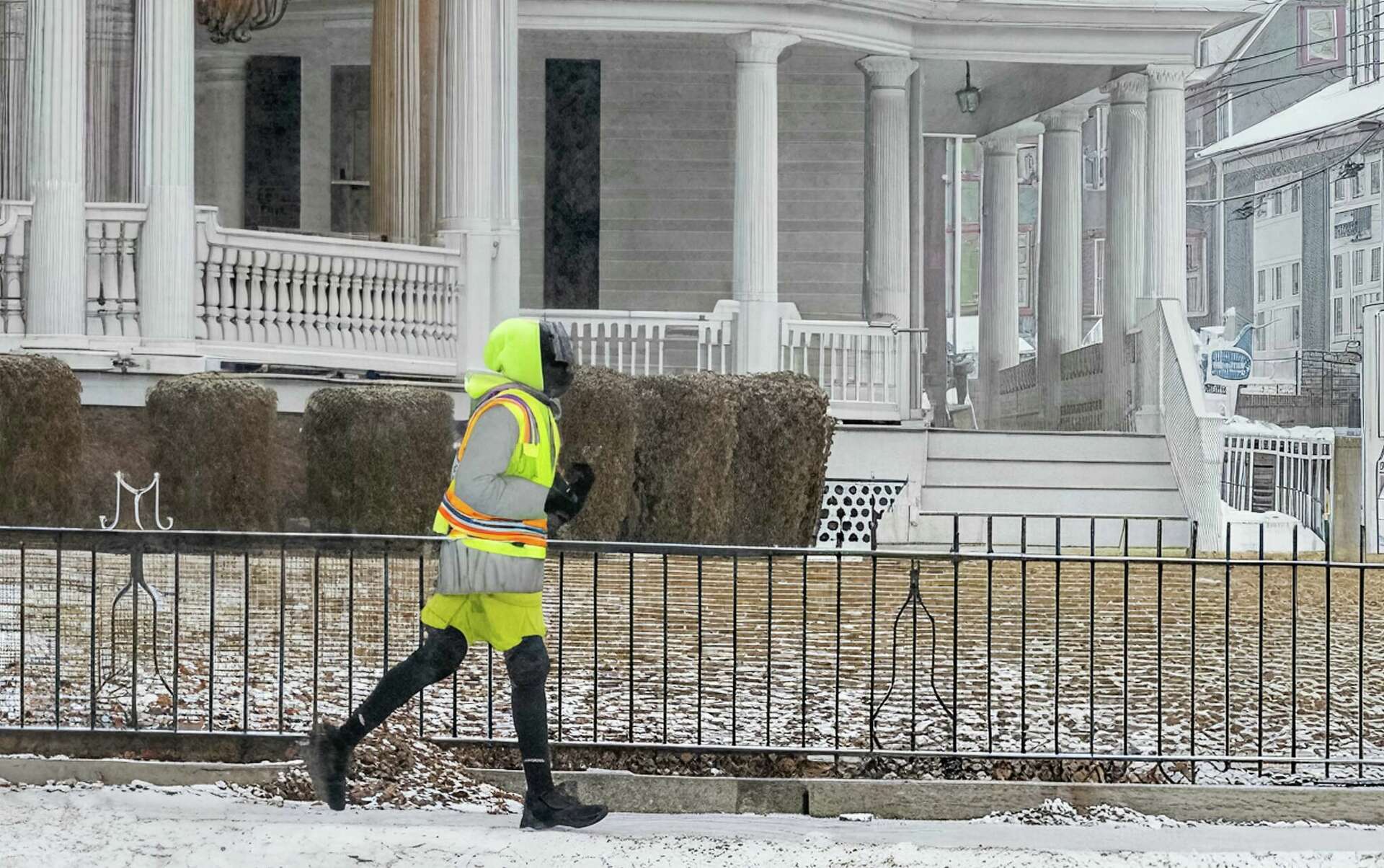 CT winter storm live updates: Snow, ice hit Northeast before cold snap