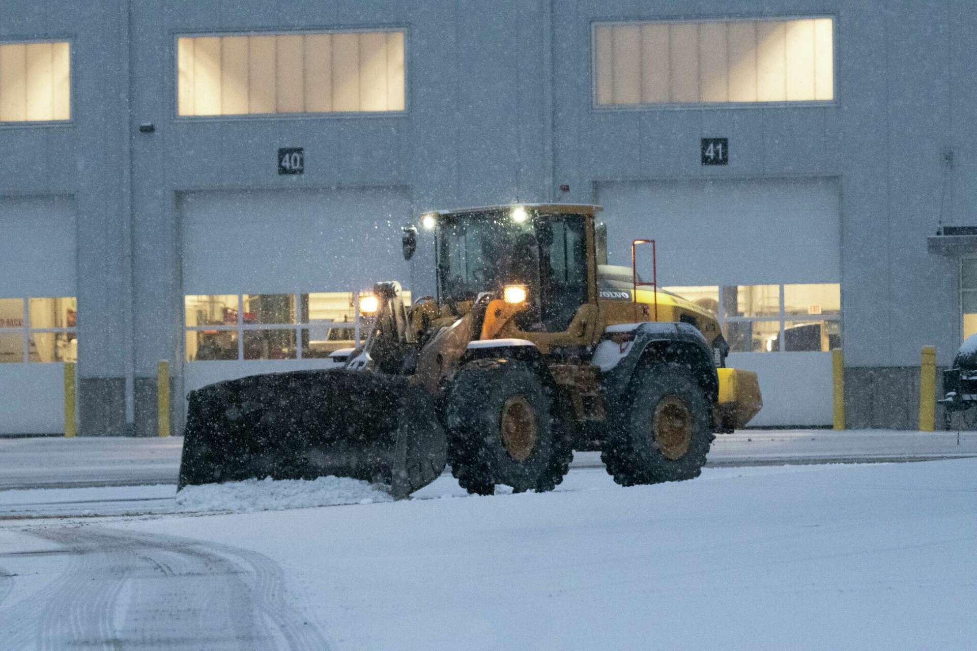 CT winter storm live updates: Snow, ice hit Northeast before cold snap
