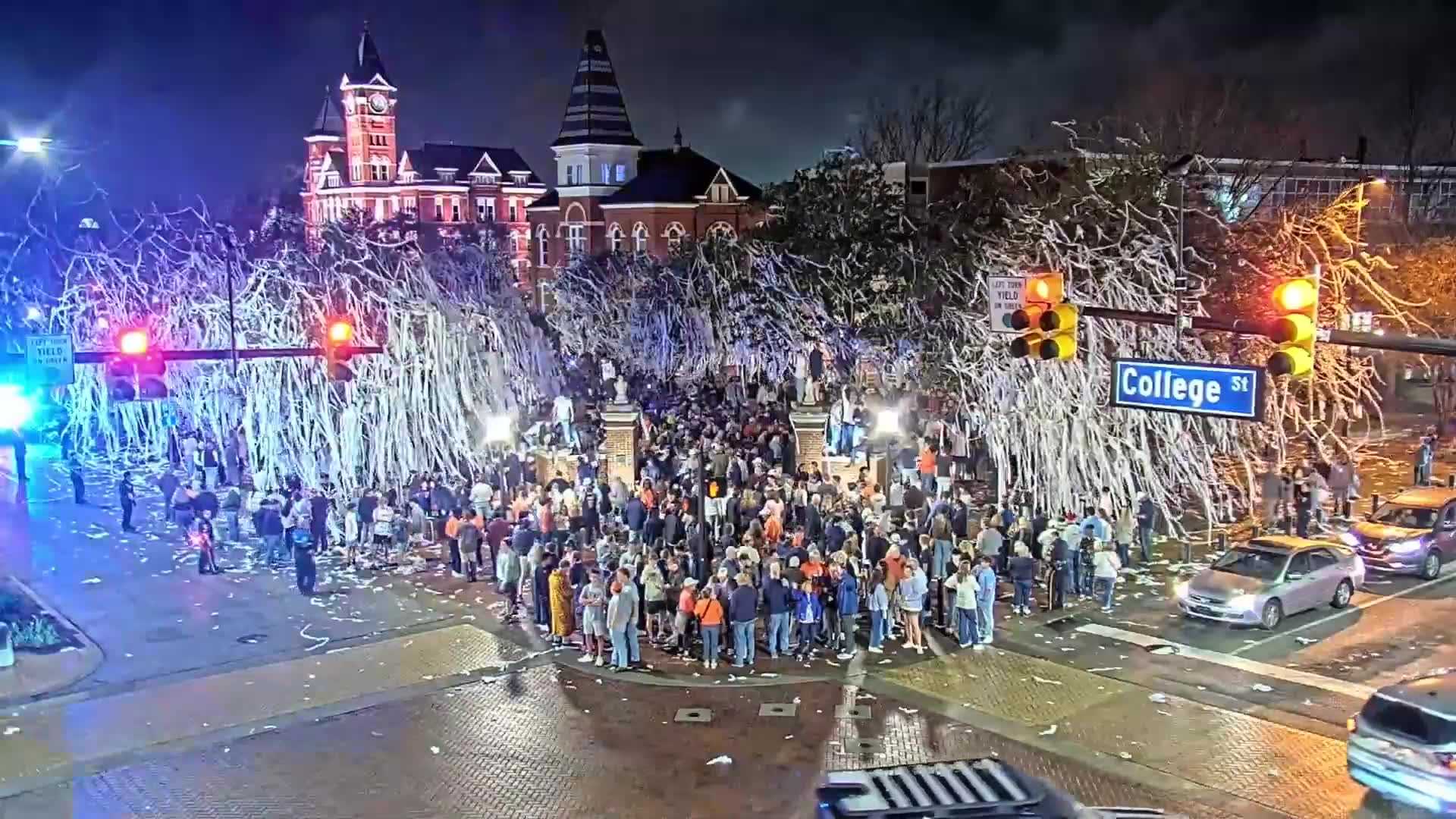 WATCH: Hundreds gather to roll Toomer's Corner after Auburn's historic ...