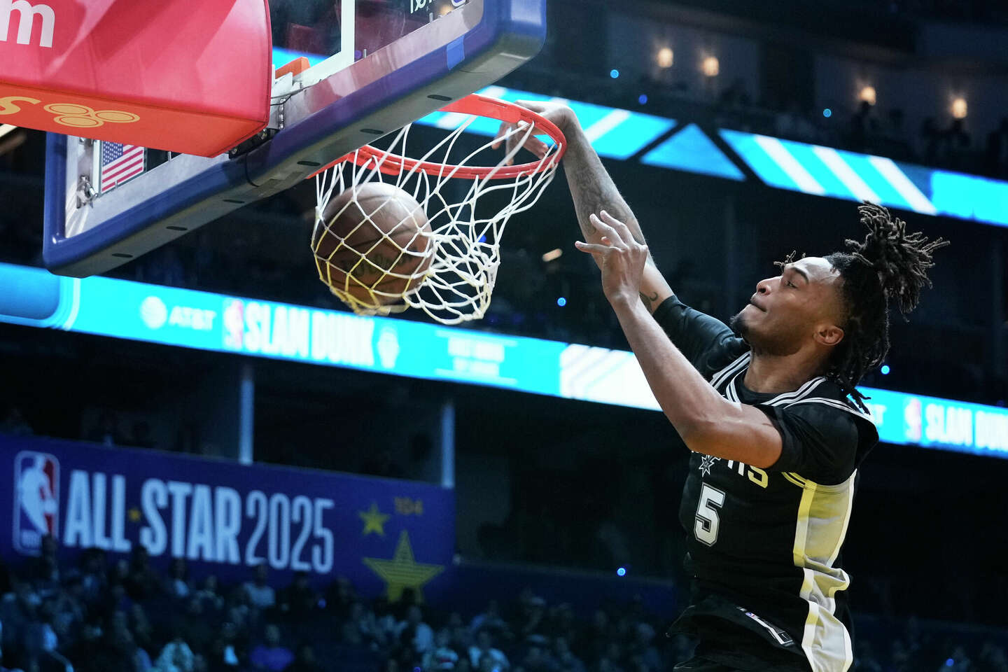 Former UConn basketball star Stephon Castle second in NBA Dunk contest