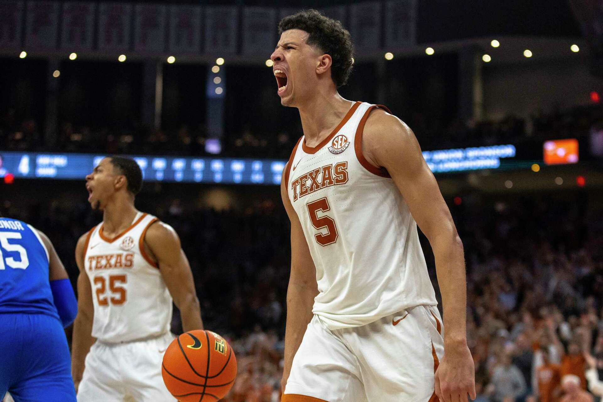 UT basketball: Longhorns down Kentucky to keep NCAA hopes afloat