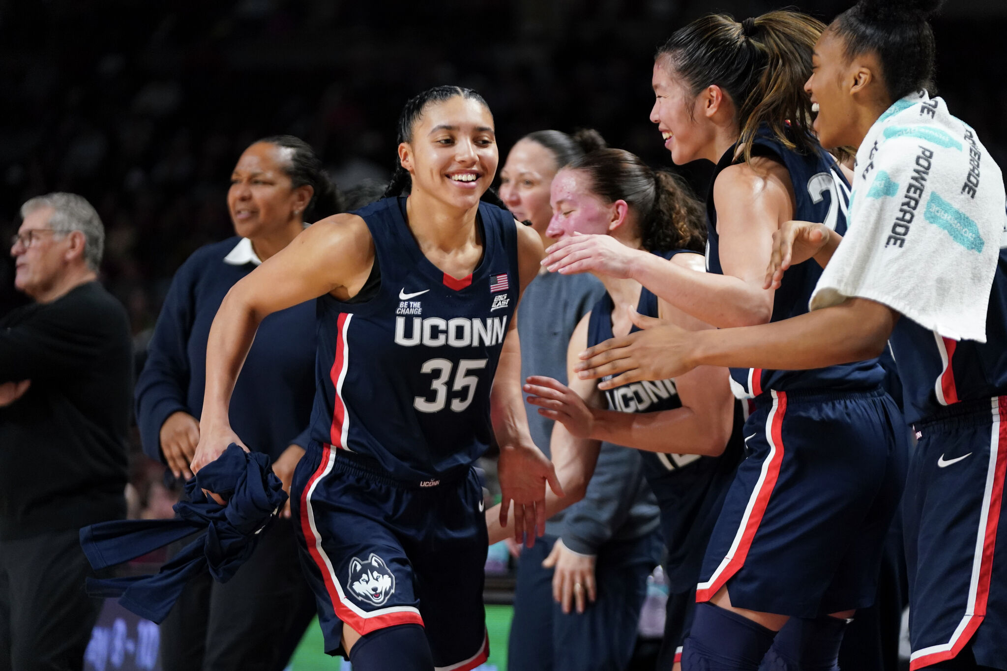 UConn women back in the top 5 of the AP Top 25 Poll