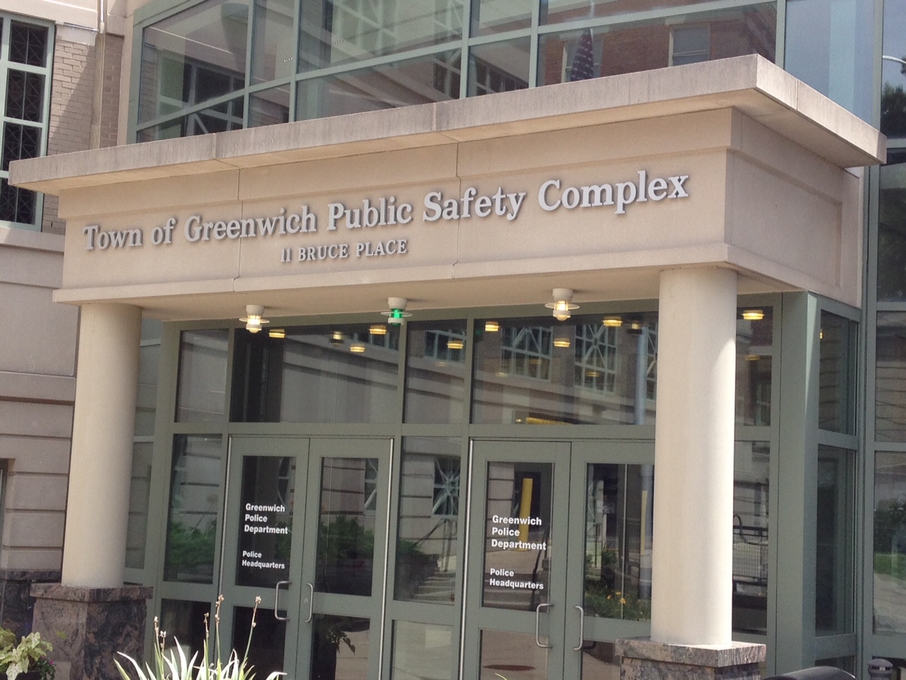 Trio used fake key fobs to steal 2 Mercedes in Greenwich: Warrant