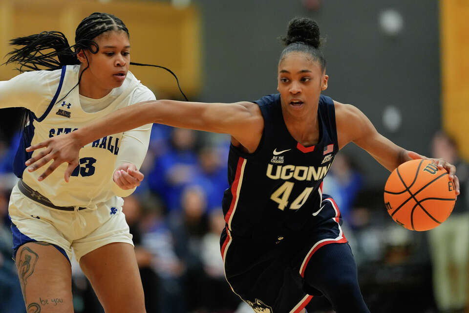 Aubrey Griffin, Kaitlyn Chen lead UConn women's basketball to win