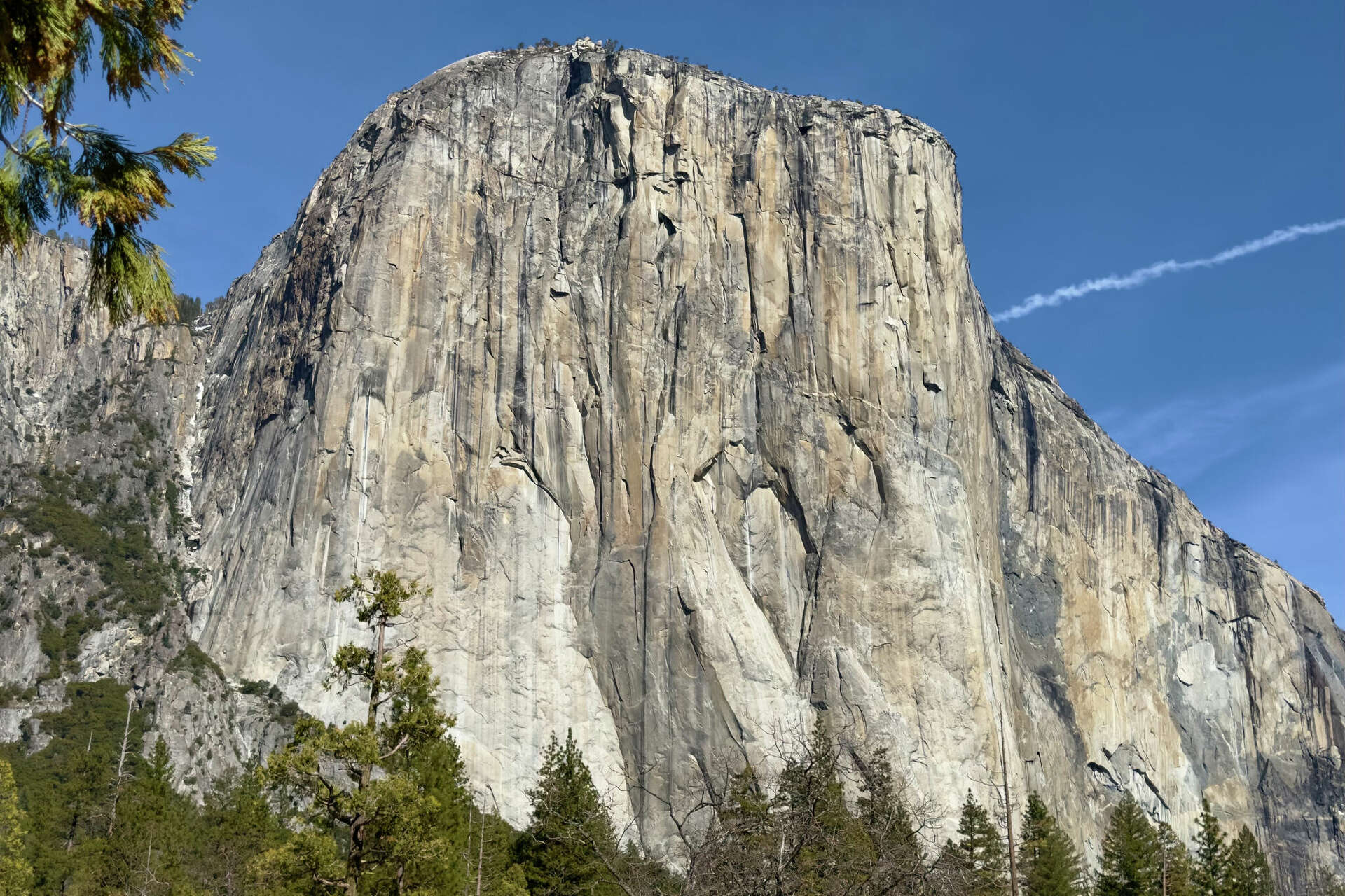 Photos: ‘Distress flag’ protests Yosemite cuts as crowds view firefall