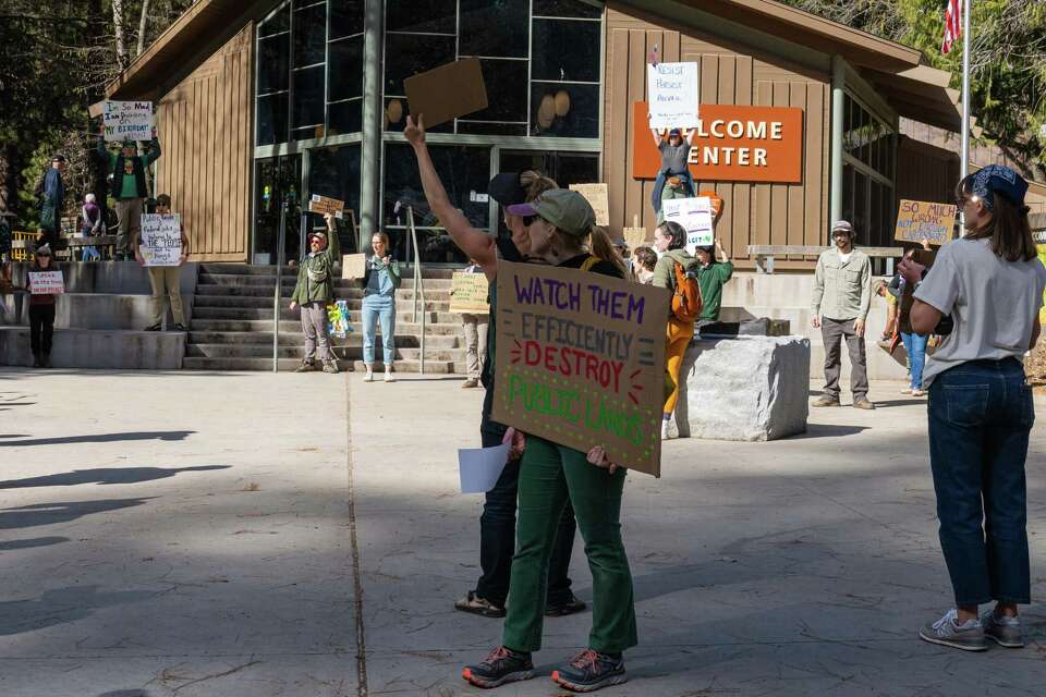 Photos: ‘Distress flag’ protests Yosemite cuts as crowds view firefall