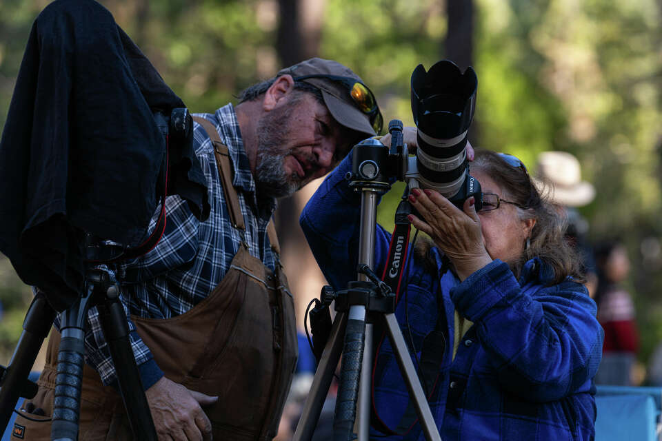 Photos: ‘Distress flag’ protests Yosemite cuts as crowds view firefall
