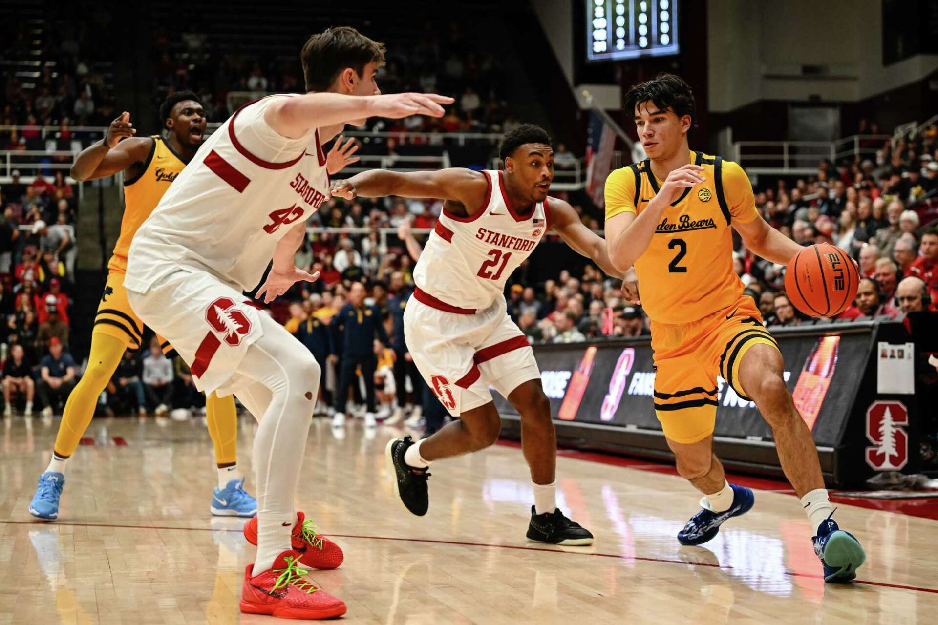 Stanford men pull away from Cal in closing seconds for 66-61 win