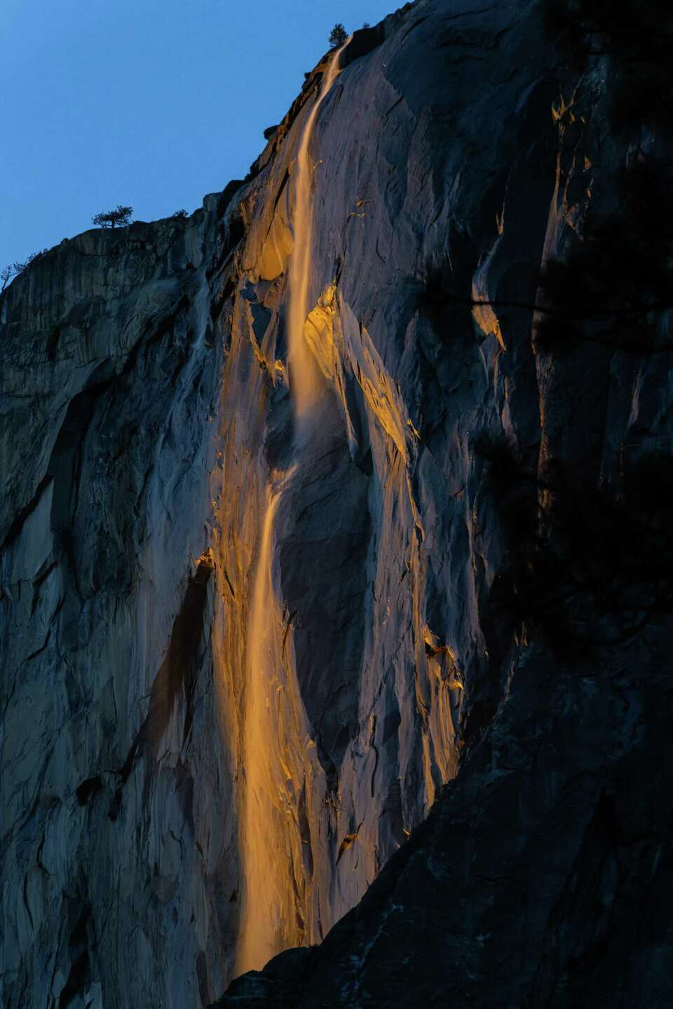 Photos: ‘Distress flag’ protests Yosemite cuts as crowds view firefall