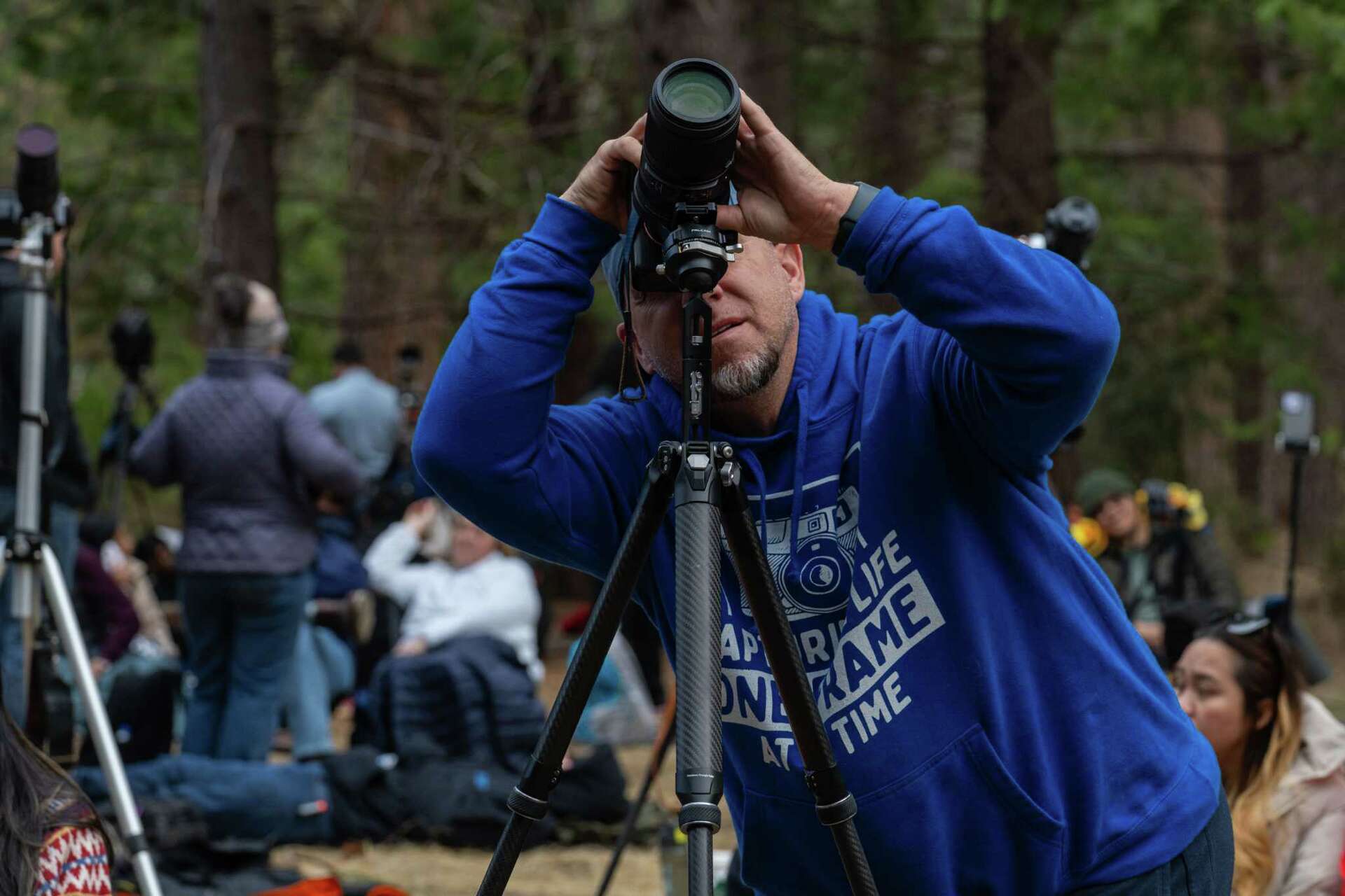 Photos: ‘Distress flag’ protests Yosemite cuts as crowds view firefall