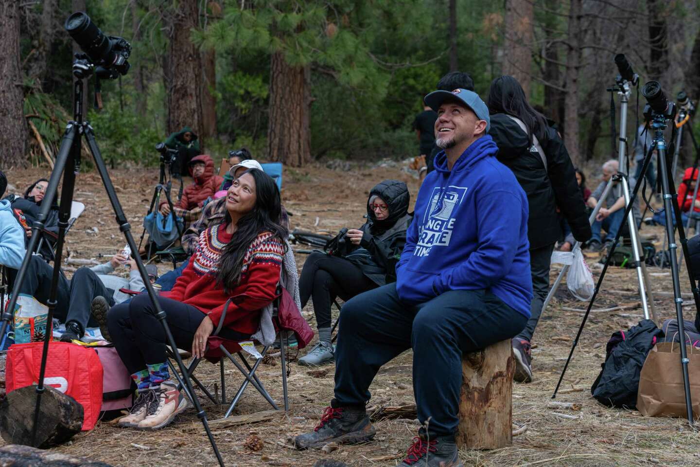 Photos: ‘Distress flag’ protests Yosemite cuts as crowds view firefall