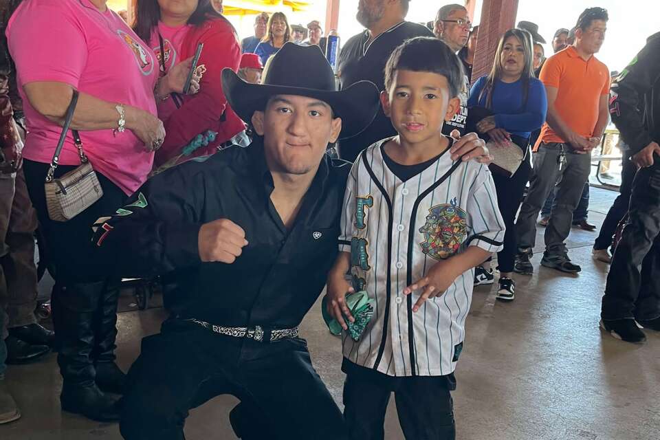 'Chiwiwis' UFC fighter seen dancing at San Antonio flea market