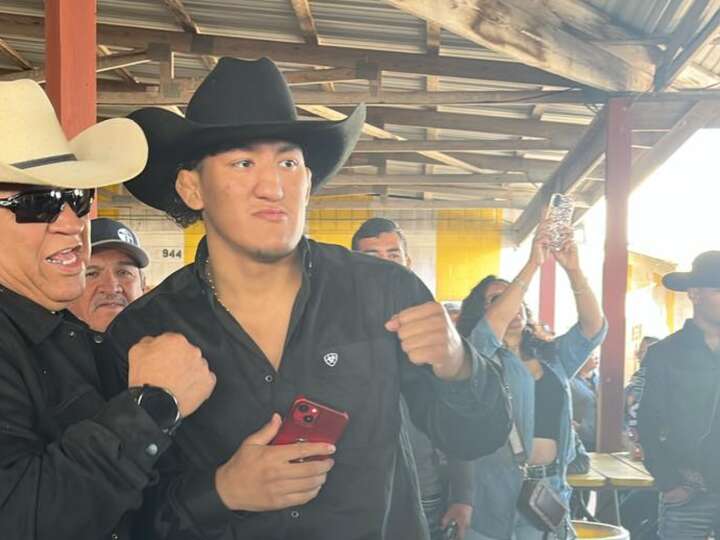 'Chiwiwis' UFC fighter seen dancing at San Antonio flea market