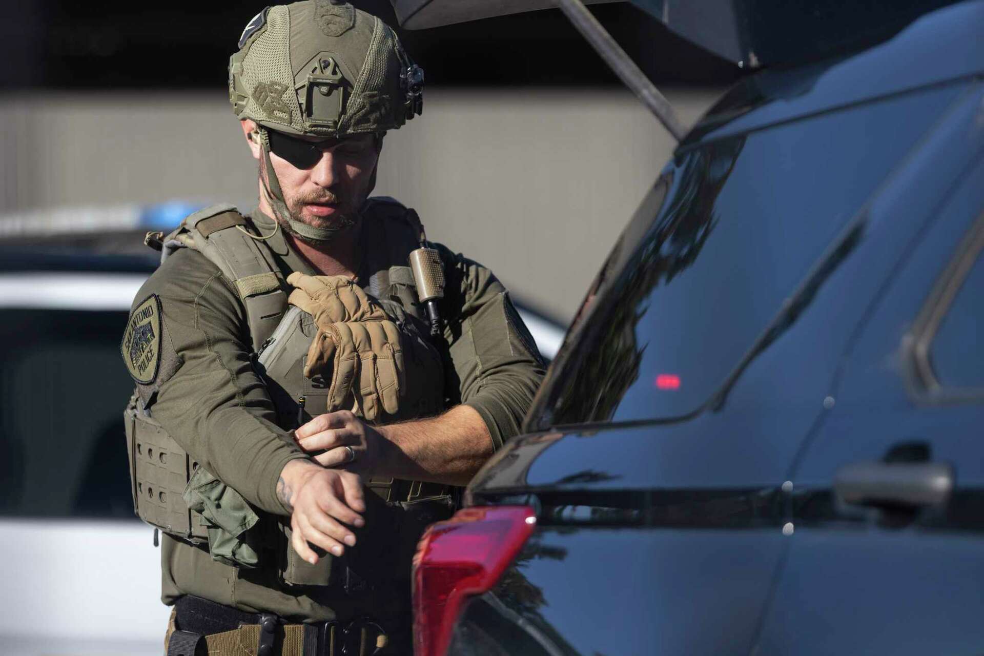San Antonio police, SWAT arrest man after hours-long standoff
