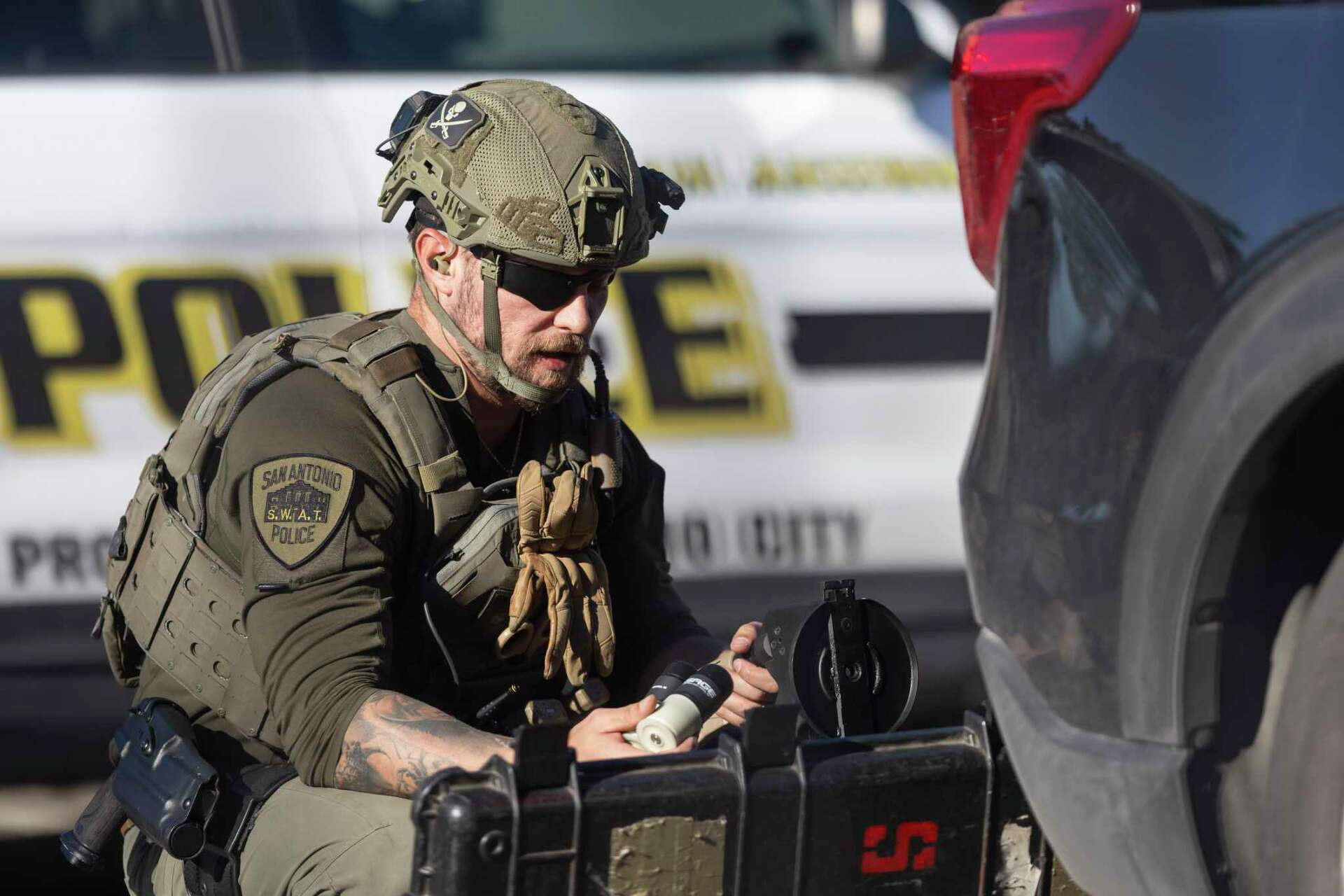 San Antonio police, SWAT arrest man after hours-long standoff