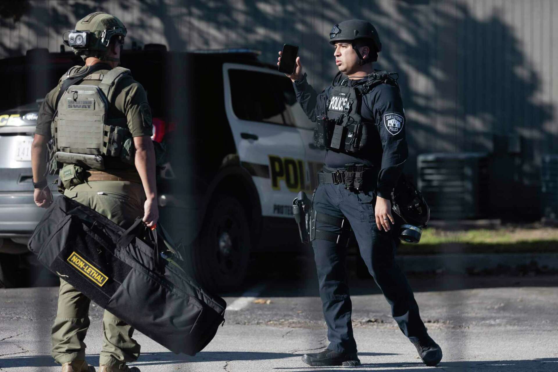 San Antonio police, SWAT arrest man after hours-long standoff