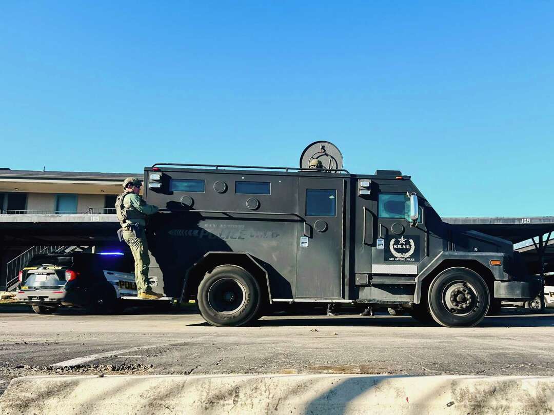 San Antonio police, SWAT arrest man after hours-long standoff