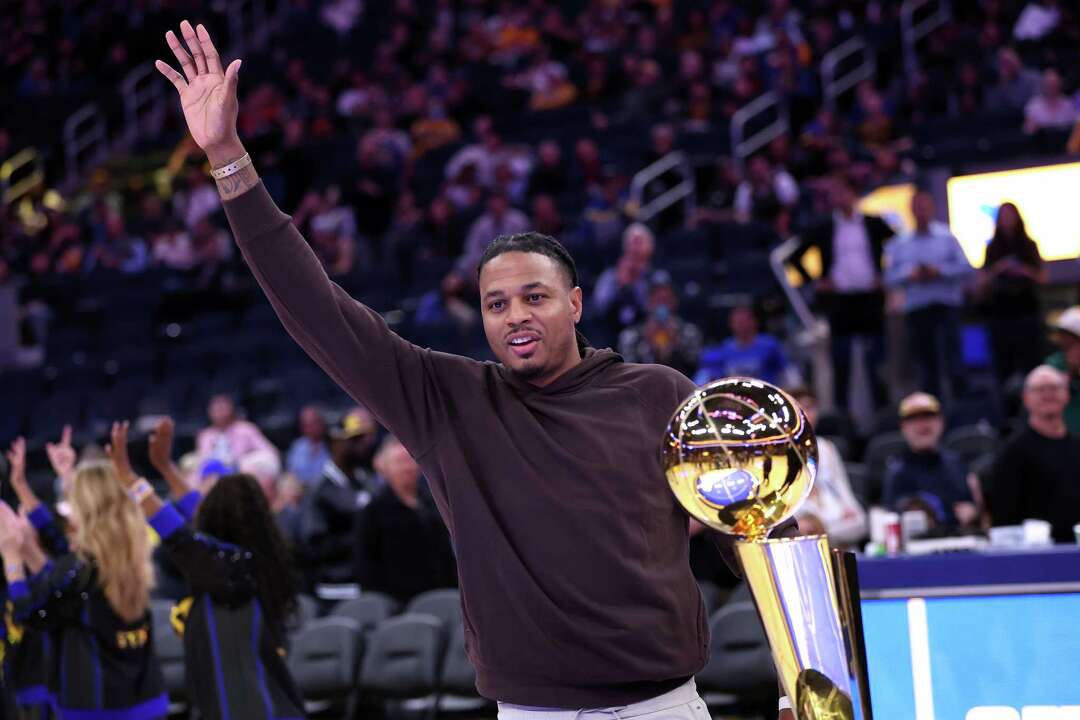 Warriors celebrate 2015 title, then make NBA history with blowout win