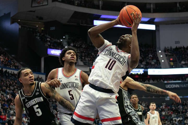 UConn men's basketball pulls away in second half to beat Georgetown