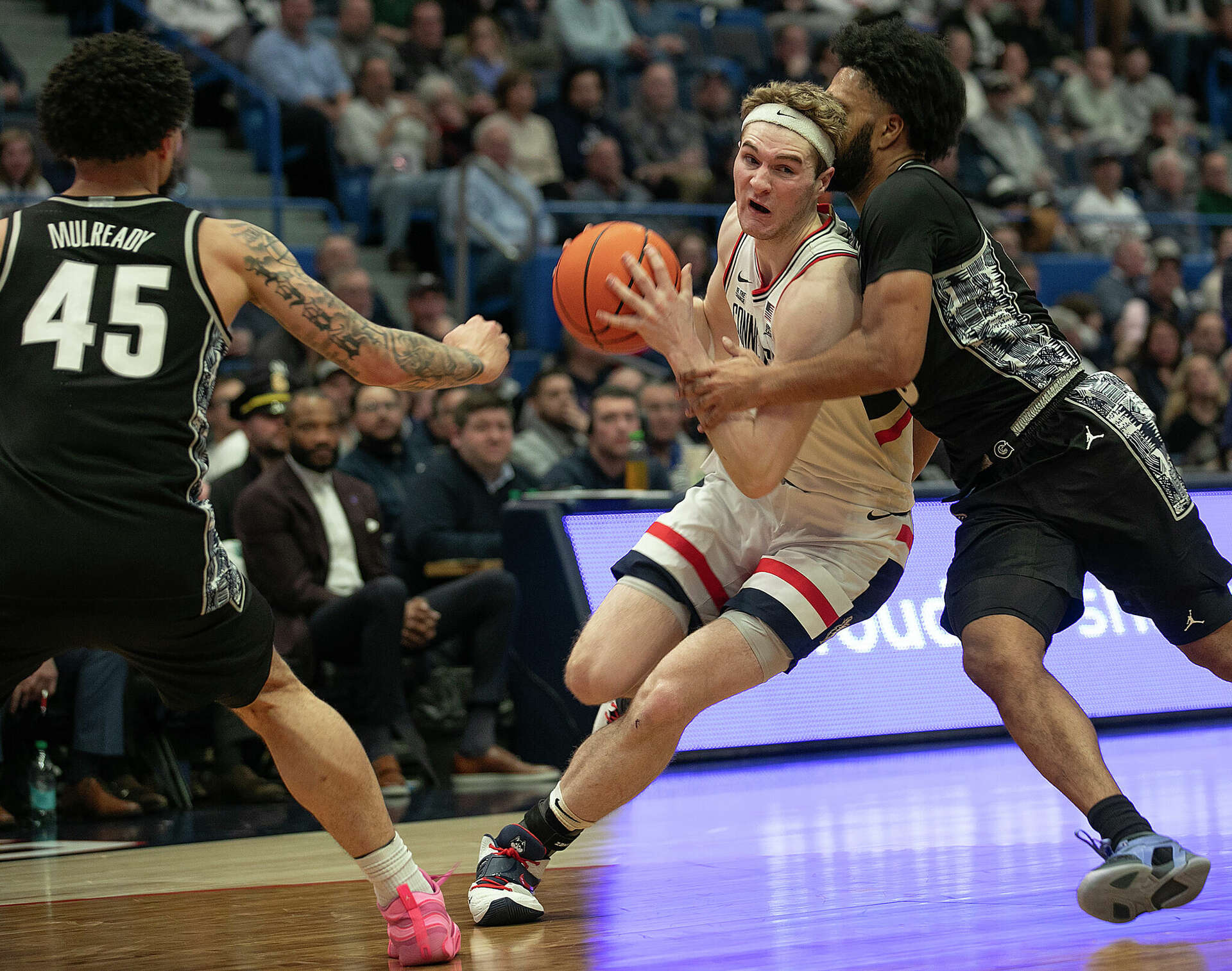 UConn men's basketball pulls away in second half to beat Georgetown