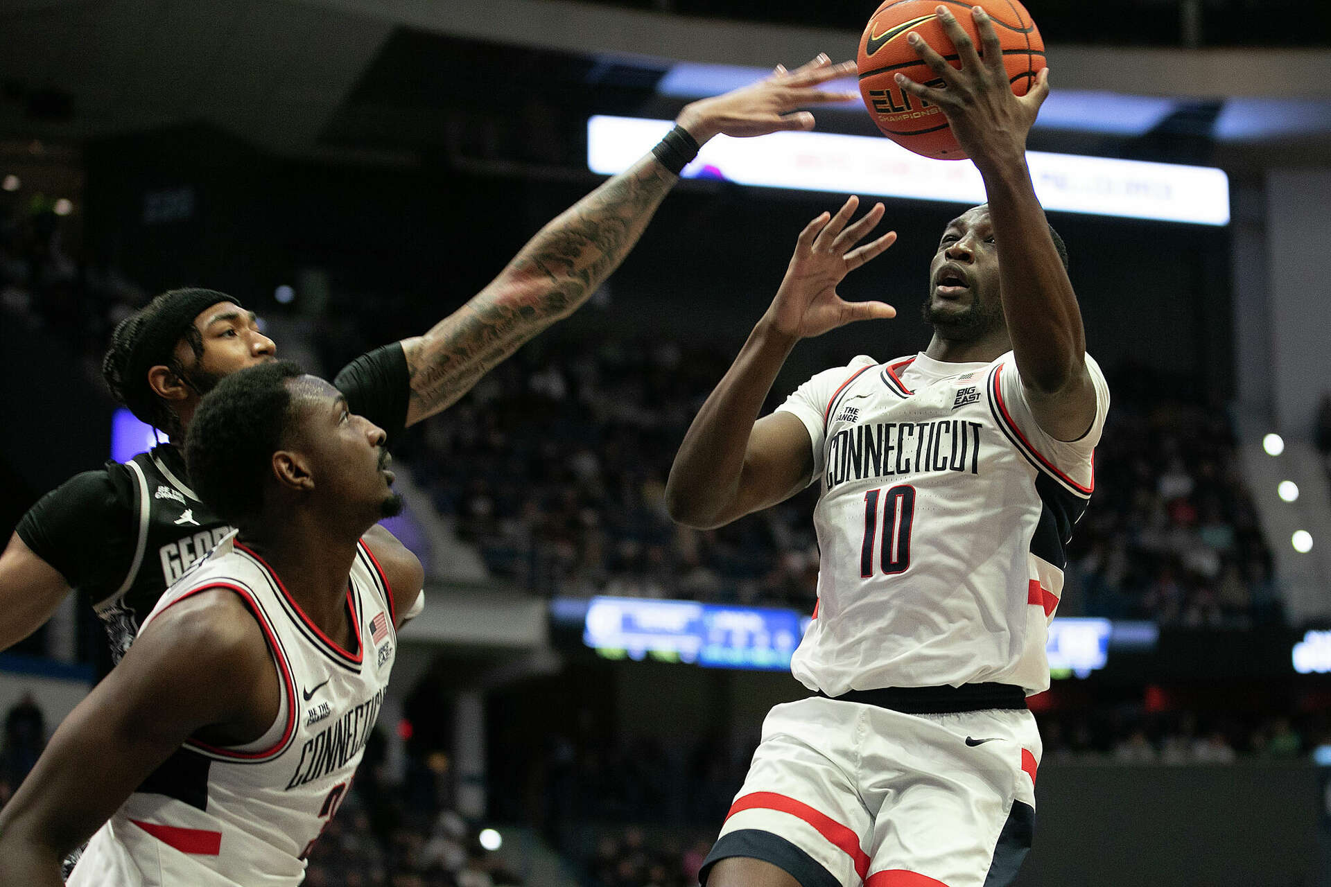 UConn men's basketball pulls away in second half to beat Georgetown