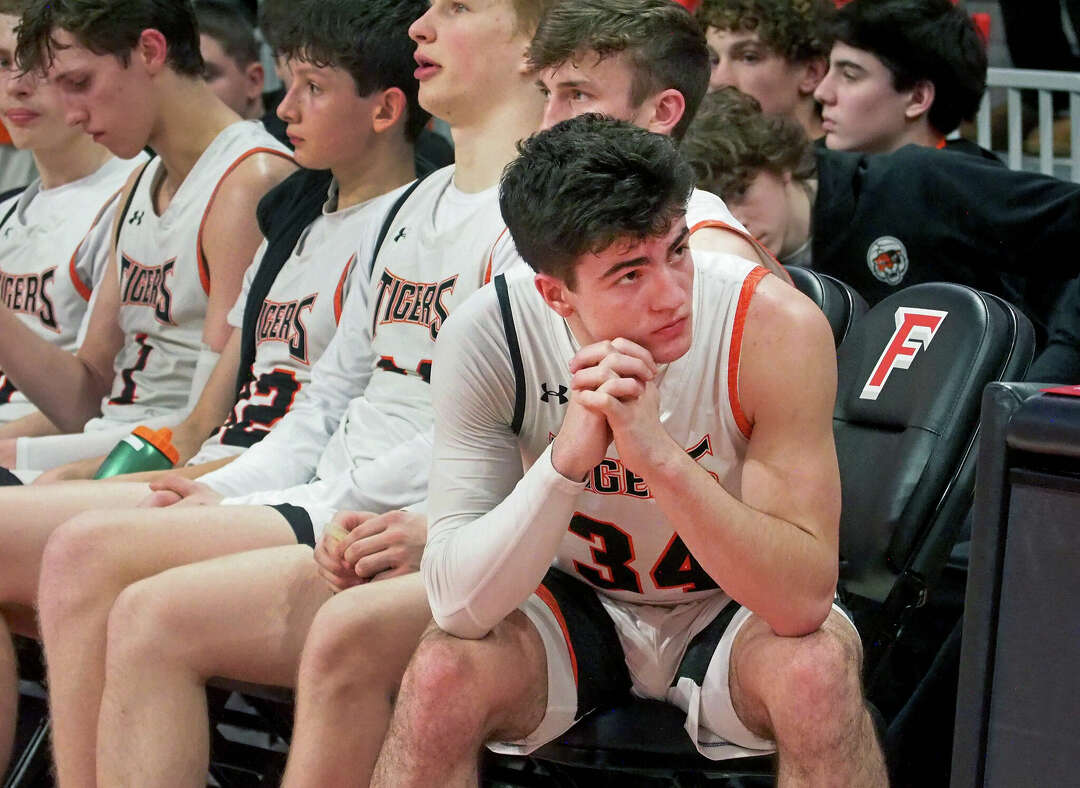 Staples beats Ridgefield in FCIAC boys basketball championship game