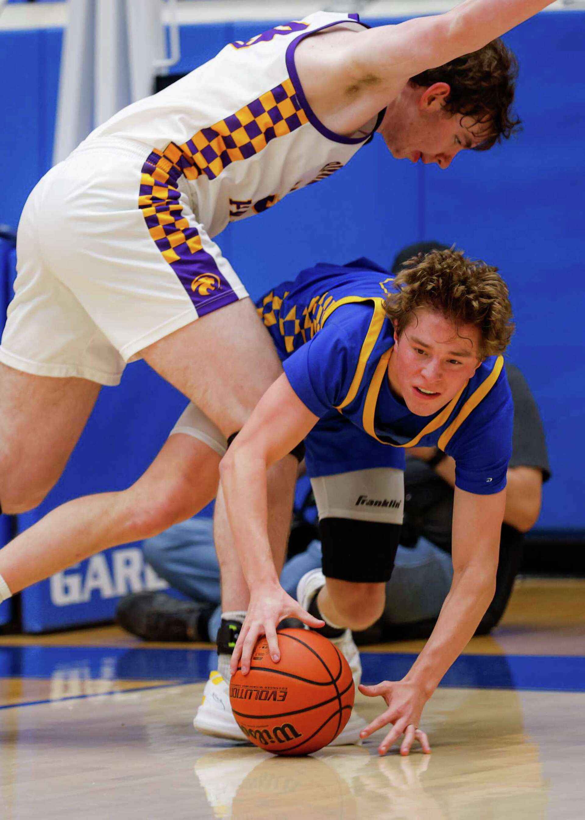 Alamo Heights, Cole advance in basketball playoff doubleheader