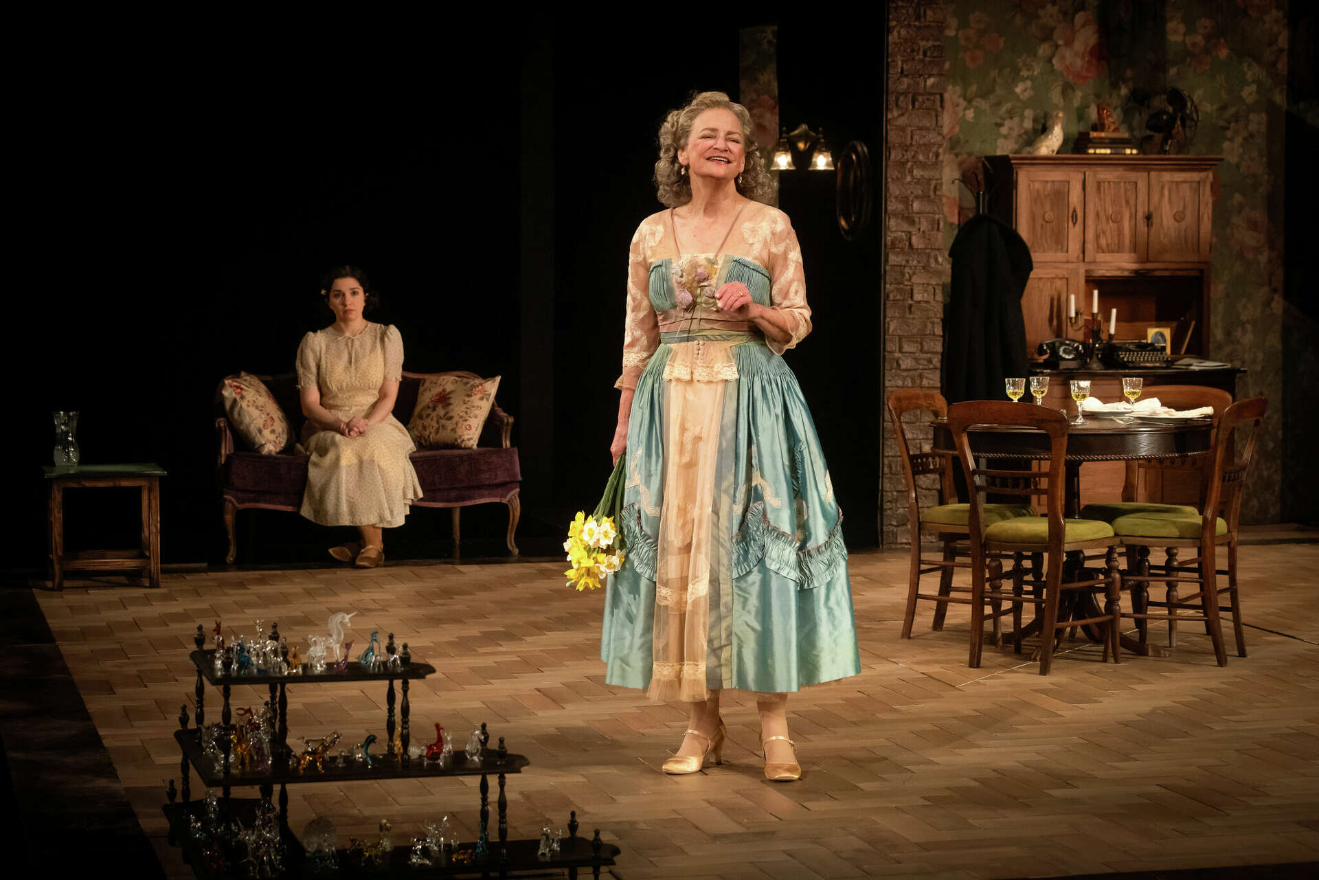Review: The Alley Theatre's 'The Glass Menagerie' is a phenomenal stag