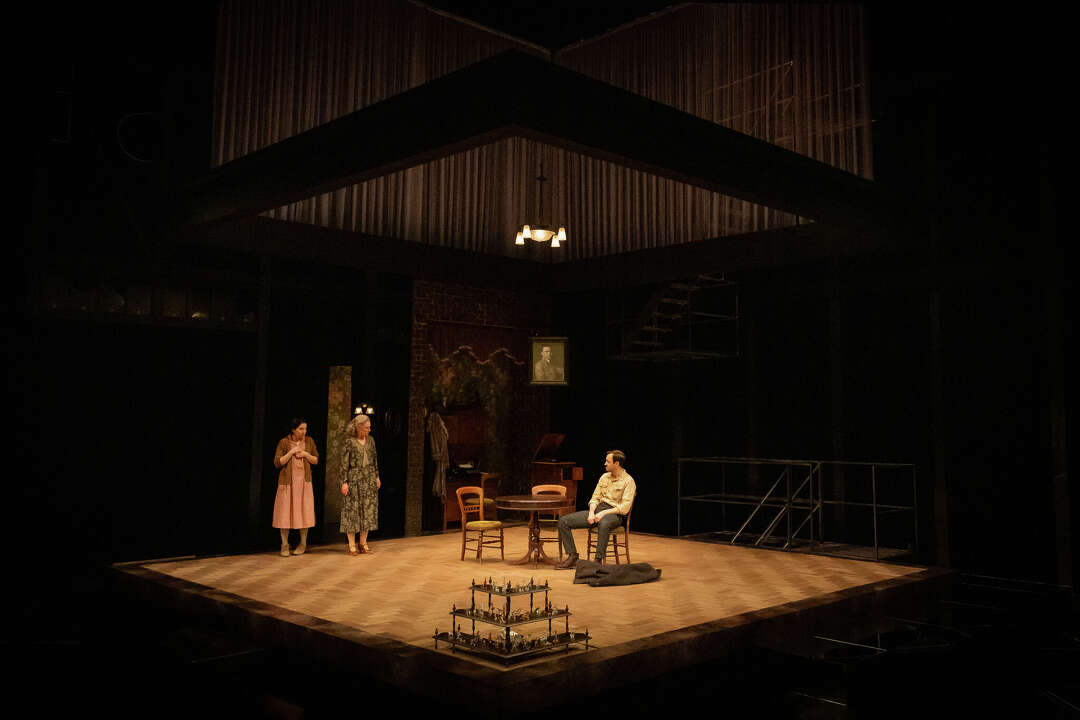 Review: The Alley Theatre's 'The Glass Menagerie' is a phenomenal stag