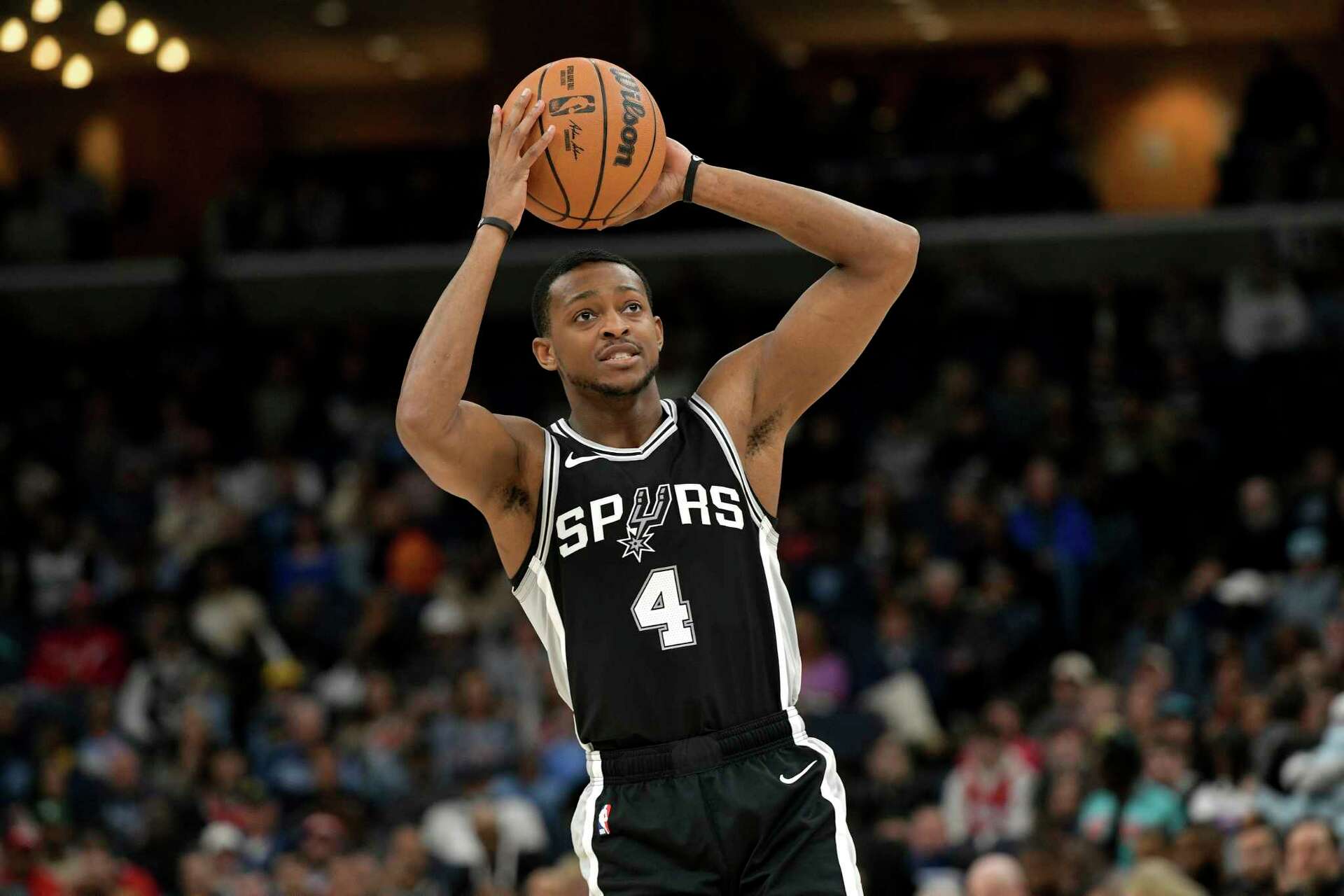 De'Aaron Fox navigates a tricky San Antonio Spurs transition