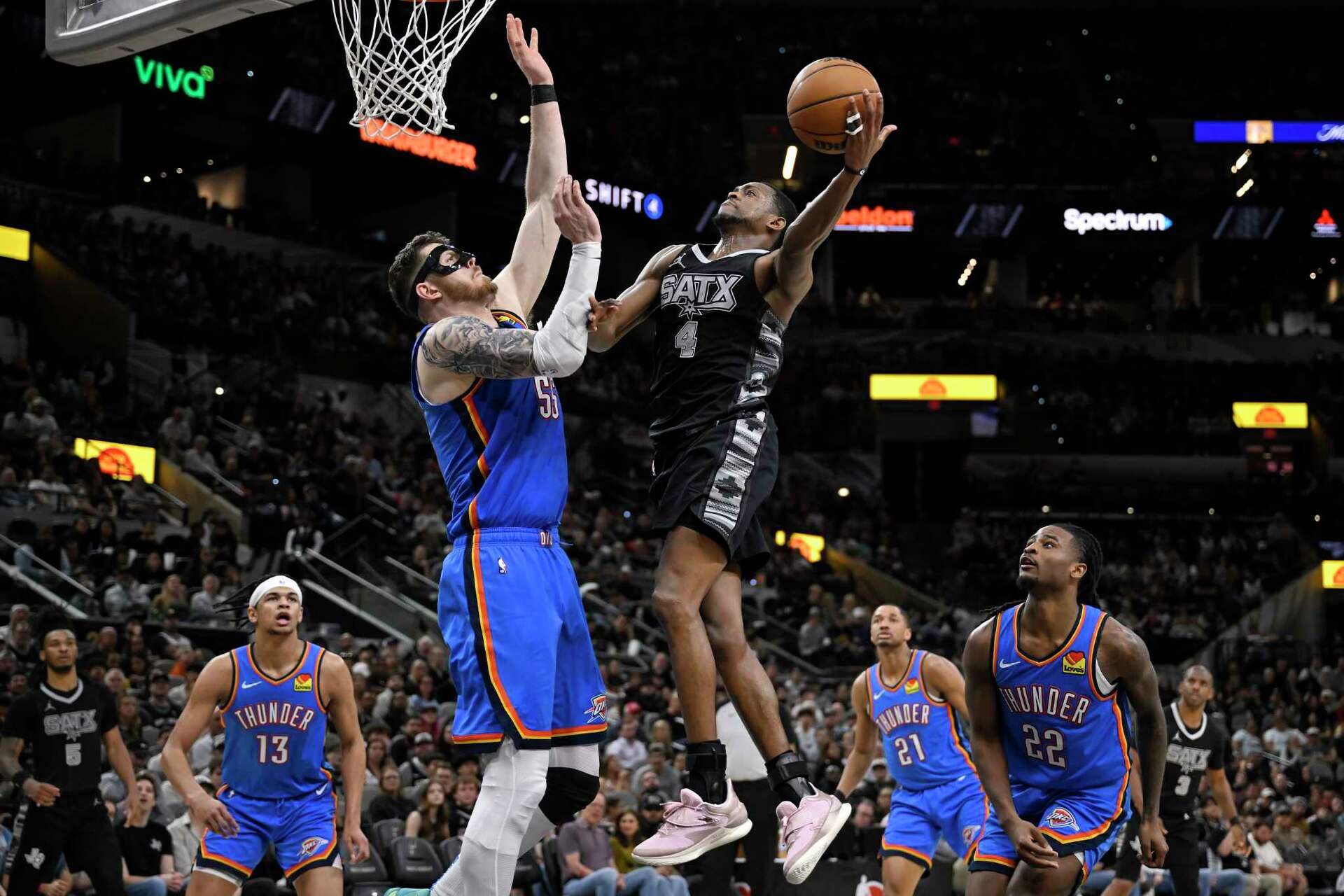 De'Aaron Fox navigates a tricky San Antonio Spurs transition