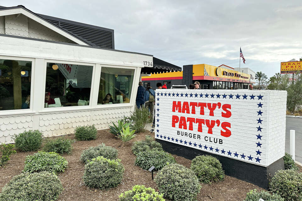 'The Bear' actor's Calif. burger shop draws crowds, but not for food