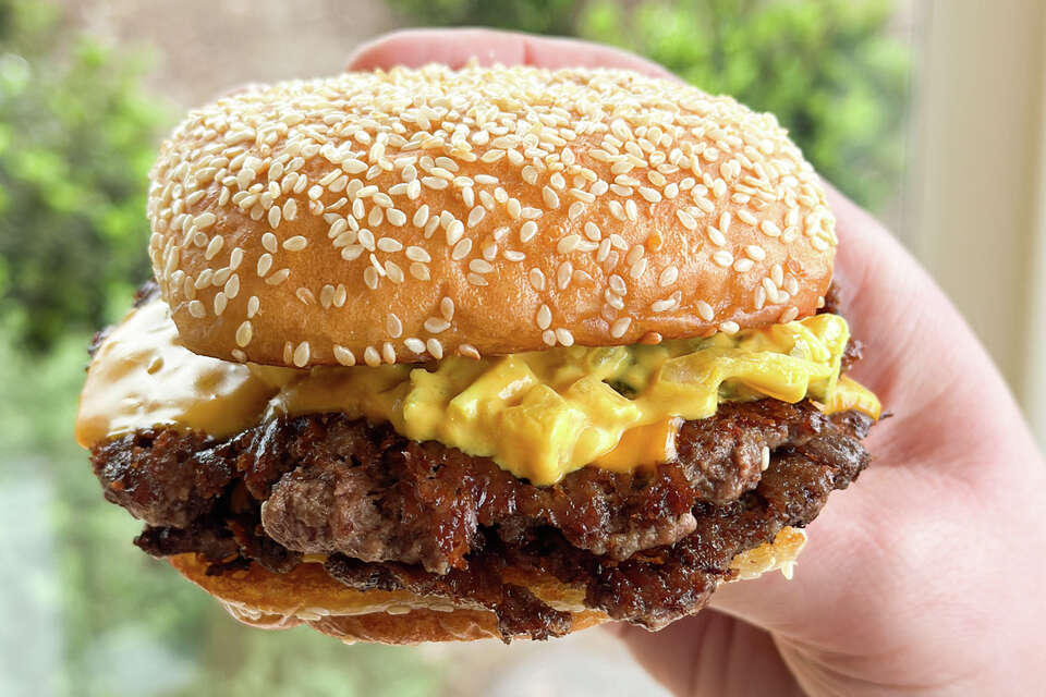 'The Bear' actor's Calif. burger shop draws crowds, but not for food