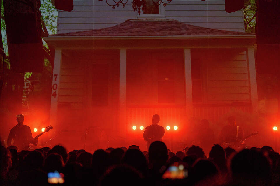 'We were just kids': Reunion of '90s rock band draws tears in SF