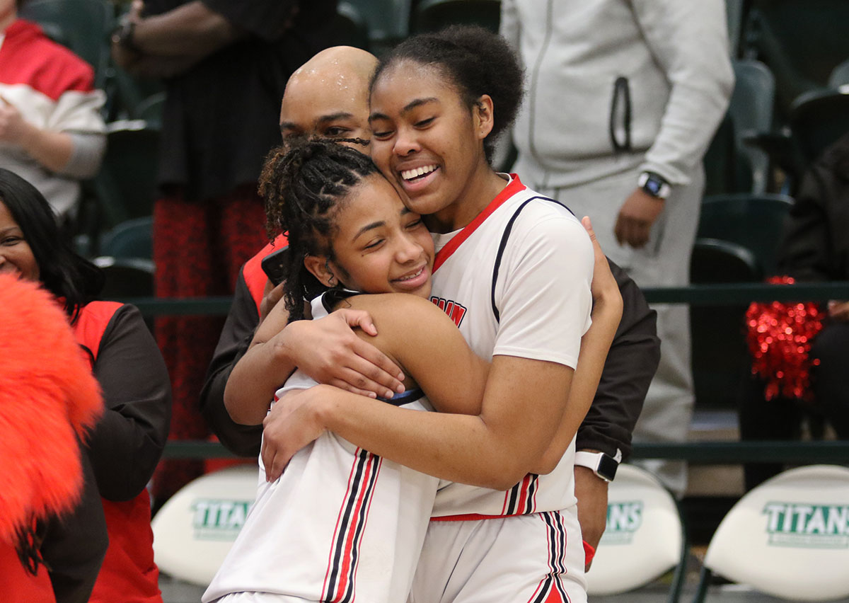 Alton wins girls basketball super-sectional, advances to state tourney